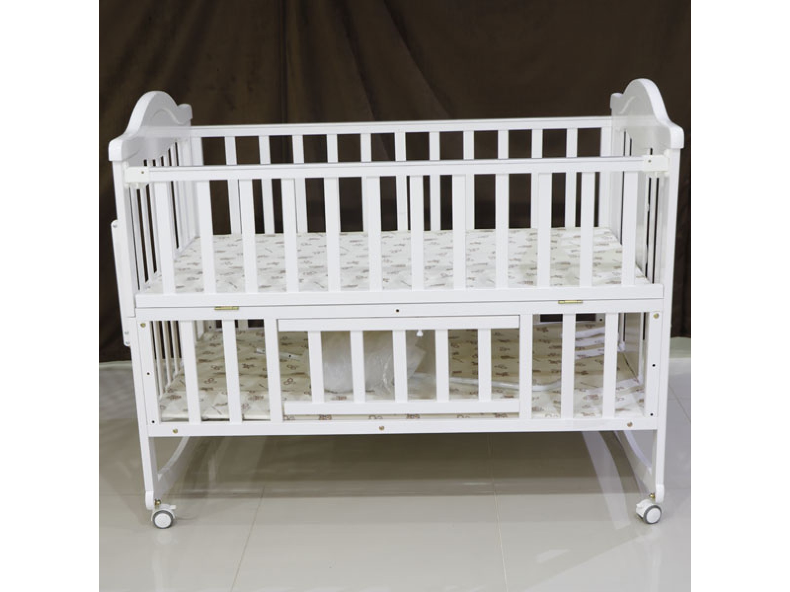 Baby rocking bed with wheels